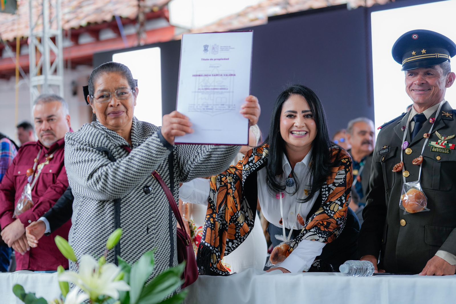 Entrega Gladyz Butanda 79 escrituras para vivienda en Huiramba ...